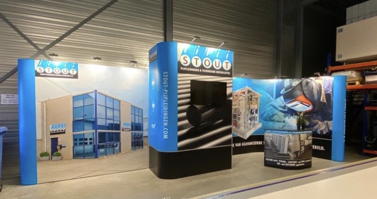 Klantbeleving van Expolinc relaties met een presentatiewand of beursstand